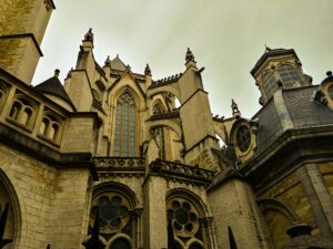 Gothic Architecture History, Characteristics and Examples - Archute