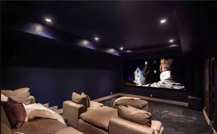 Where Does Rihanna Live? Beverly Hills Farmhouse, Perhaps? - Archute