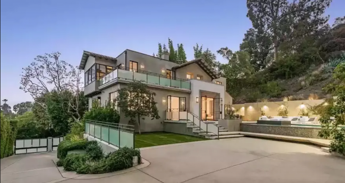 Where Does Rihanna Live? Beverly Hills Farmhouse, Perhaps? - Archute