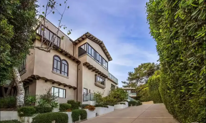 Where Does Rihanna Live? Beverly Hills Farmhouse, Perhaps? - Archute