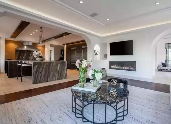 Where Does Rihanna Live? Beverly Hills Farmhouse, Perhaps? - Archute