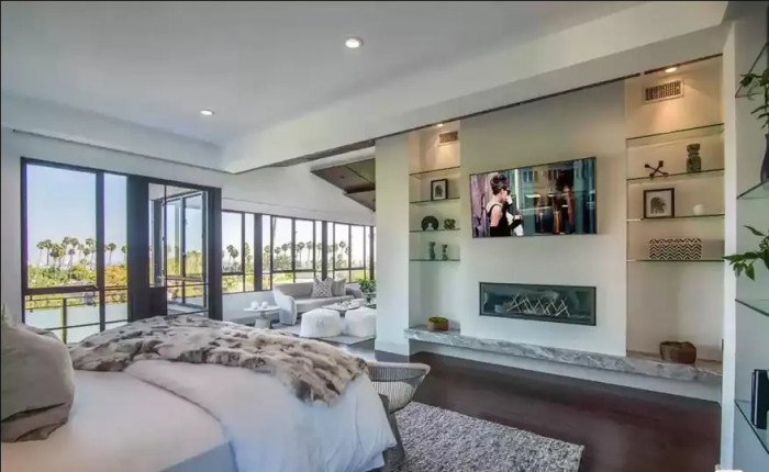 Where Does Rihanna Live? Beverly Hills Farmhouse, Perhaps? - Archute