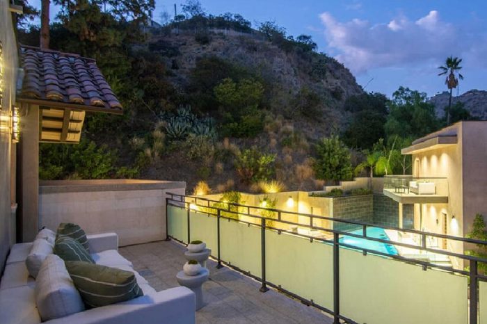Where Does Rihanna Live? Beverly Hills Farmhouse, Perhaps? - Archute