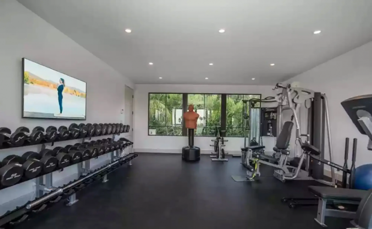 Where Does Rihanna Live? Beverly Hills Farmhouse, Perhaps? - Archute