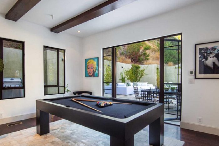 Where Does Rihanna Live? Beverly Hills Farmhouse, Perhaps? - Archute