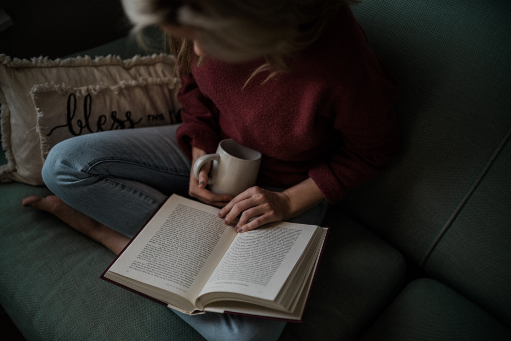 6 Best Comfortable Reading Chairs for Small Spaces - Archute
