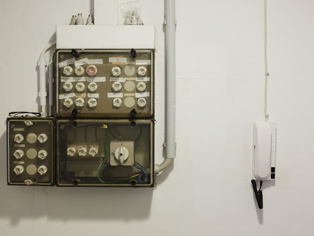 Is It Safe To Use An Old Fuse Box? - Archute