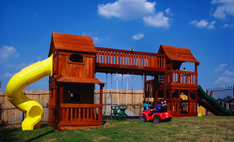 Best Swing Sets for Small Yards (Safest Options) - Archute