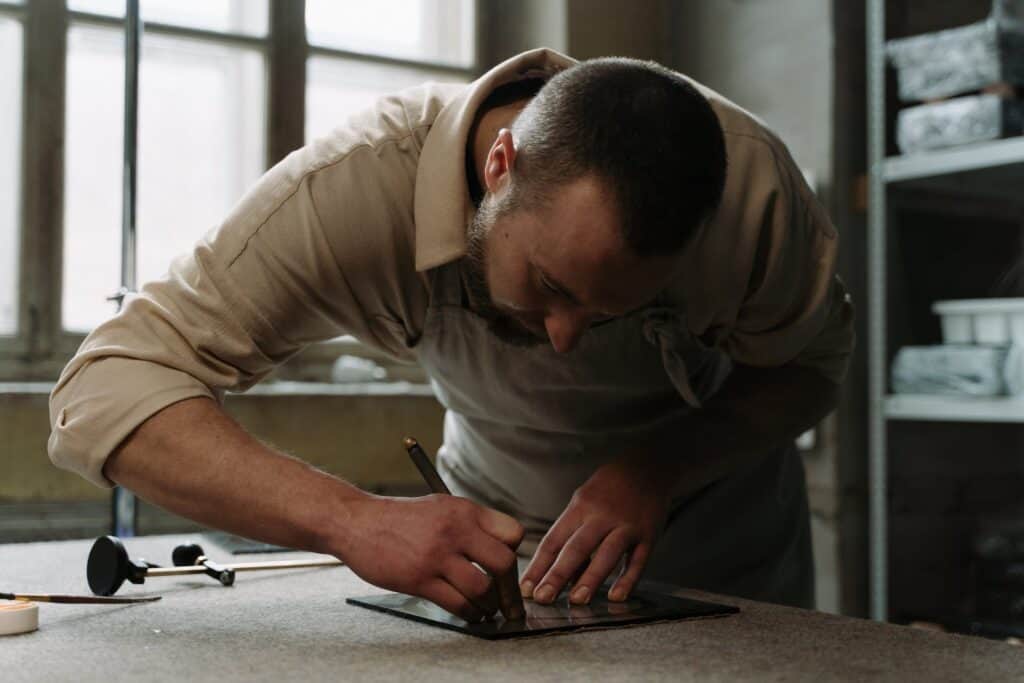How to Cut Glass with a Glass Cutter - Archute