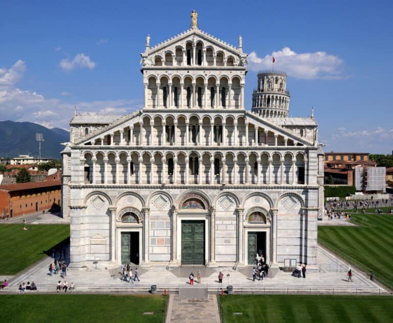 Romanesque Architecture; Characteristics and Examples - Archute