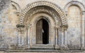 Romanesque Architecture; Characteristics and Examples - Archute